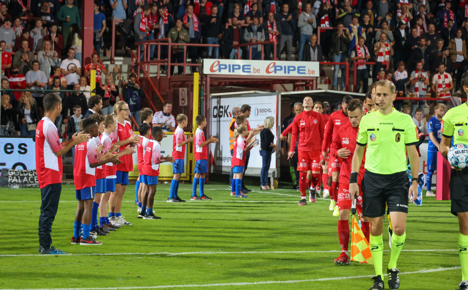KV Kids vormen erehaag op het veld! - KV Kortrijk KV Kids vormen erehaag op het veld! - KV Kortrijk